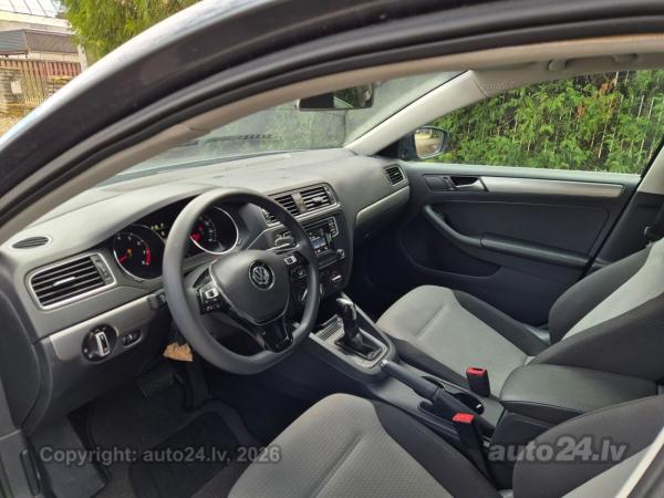 Pelēks Volkswagen Jetta 2017 Tallina, ar dzinēja tilpumu 1.40 L un nobraukumu 59 tūkst. km par 3999 €, foto 7 vietnē AUTOMOTO.COM.LV