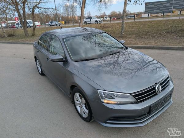 Grey Volkswagen Jetta 2017 in Siauliai, with an engine capacity of 2.00 L and mileage of 314 thousand km for 7000 €, photo 2 on AUTOMOTO.COM.LV