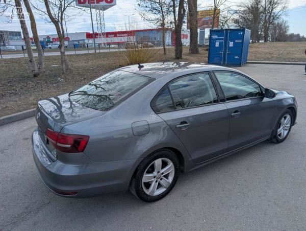 Grey Volkswagen Jetta 2017 in Siauliai, with an engine capacity of 2.00 L and mileage of 314 thousand km for 7000 €, photo 3 on AUTOMOTO.COM.LV