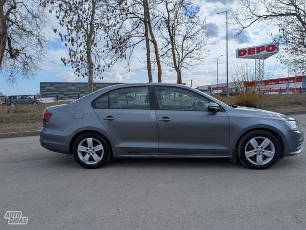 Grey Volkswagen Jetta 2017 in Siauliai, with an engine capacity of 2.00 L and mileage of 314 thousand km for 7000 €, photo 4 on AUTOMOTO.COM.LV