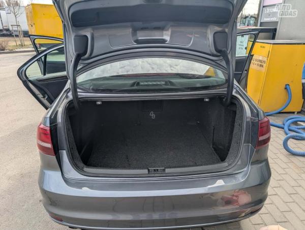 Grey Volkswagen Jetta 2017 in Siauliai, with an engine capacity of 2.00 L and mileage of 314 thousand km for 7000 €, photo 6 on AUTOMOTO.COM.LV
