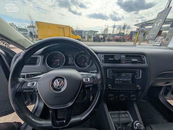 Grey Volkswagen Jetta 2017 in Siauliai, with an engine capacity of 2.00 L and mileage of 314 thousand km for 7000 €, photo 7 on AUTOMOTO.COM.LV