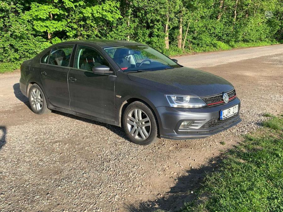 Grey Volkswagen Jetta 2017 in Klaipeda, with an engine capacity of 1.40 L and mileage of 125 thousand km for 6200 €, photo 1 on AUTOMOTO.COM.LV
