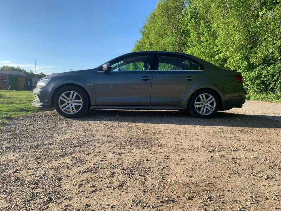 Grey Volkswagen Jetta 2017 in Klaipeda, with an engine capacity of 1.40 L and mileage of 125 thousand km for 6200 €, photo 4 on AUTOMOTO.COM.LV