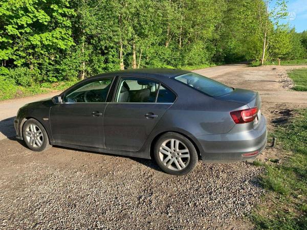 Pelēks Volkswagen Jetta 2017 Klaipėda, ar dzinēja tilpumu 1.40 L un nobraukumu 125 tūkst. km par 6200 €, foto 4 vietnē AUTOMOTO.COM.LV