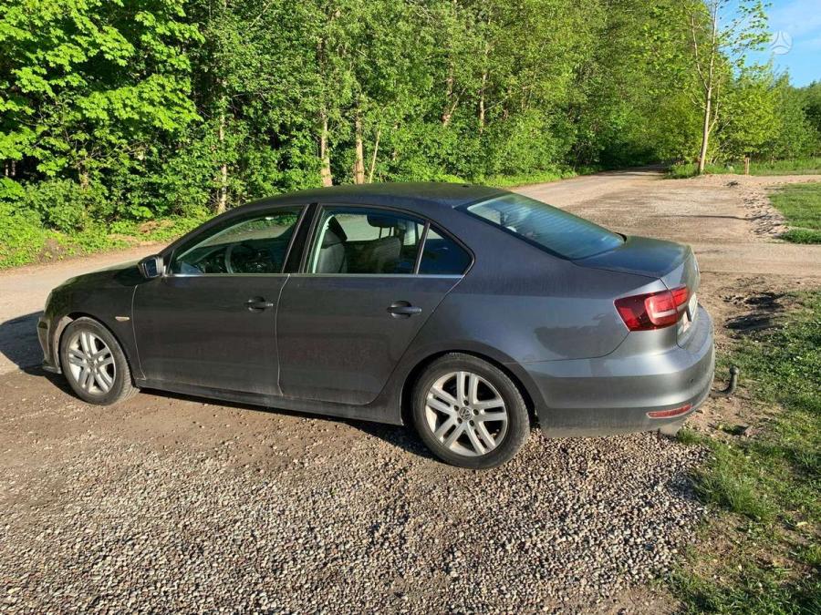 Grey Volkswagen Jetta 2017 in Klaipeda, with an engine capacity of 1.40 L and mileage of 125 thousand km for 6200 €, photo 5 on AUTOMOTO.COM.LV