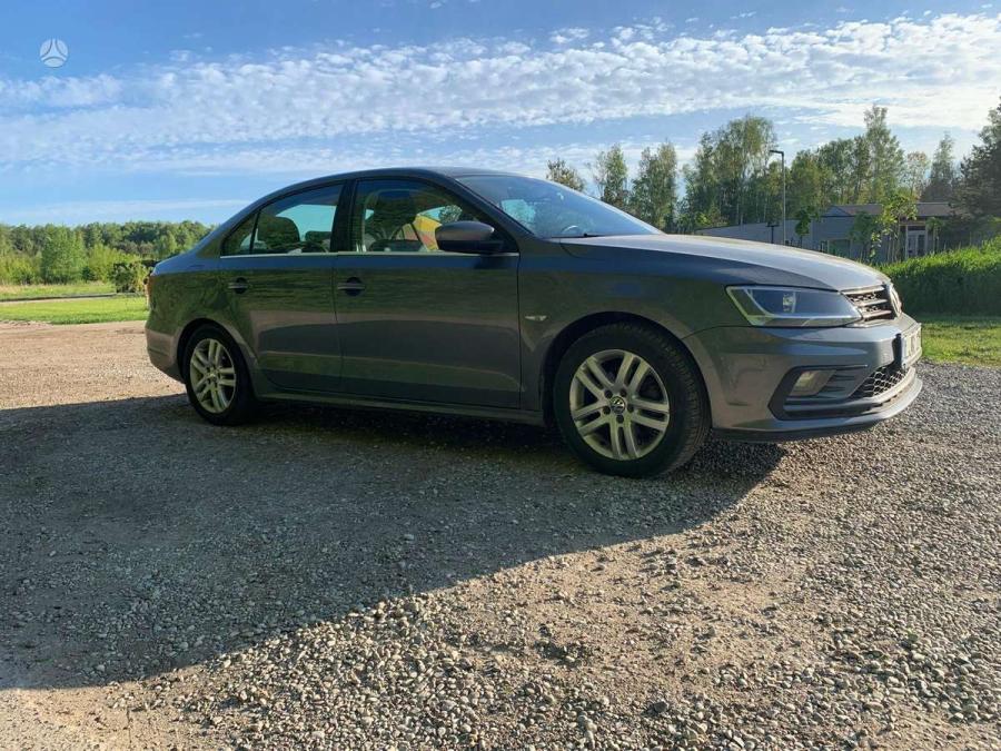 Grey Volkswagen Jetta 2017 in Klaipeda, with an engine capacity of 1.40 L and mileage of 125 thousand km for 6200 €, photo 6 on AUTOMOTO.COM.LV