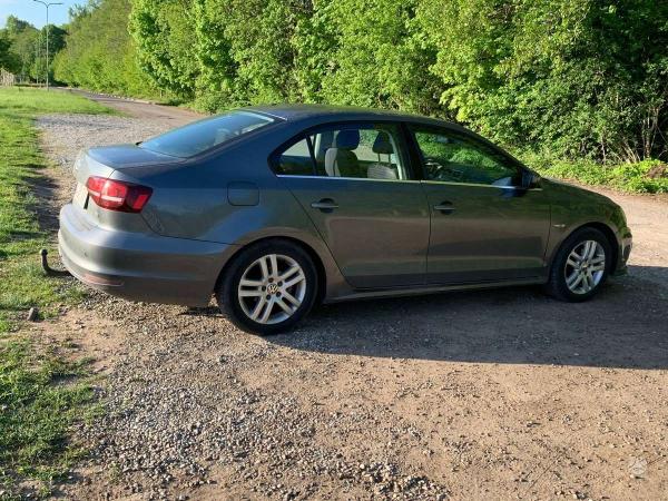 Pelēks Volkswagen Jetta 2017 Klaipėda, ar dzinēja tilpumu 1.40 L un nobraukumu 125 tūkst. km par 6200 €, foto 6 vietnē AUTOMOTO.COM.LV