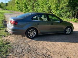 Grey Volkswagen Jetta 2017 in Klaipeda, with an engine capacity of 1.40 L and mileage of 125 thousand km for 6200 €, photo 7 on AUTOMOTO.COM.LV