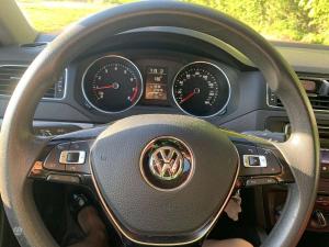 Grey Volkswagen Jetta 2017 in Klaipeda, with an engine capacity of 1.40 L and mileage of 125 thousand km for 6200 €, photo 9 on AUTOMOTO.COM.LV