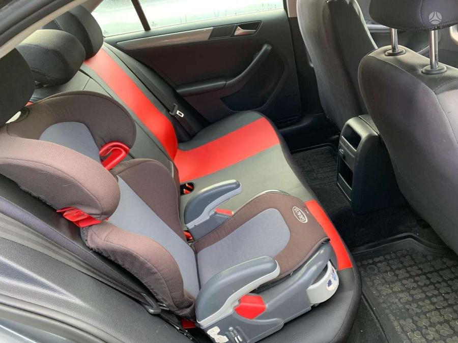 Grey Volkswagen Jetta 2017 in Klaipeda, with an engine capacity of 1.40 L and mileage of 125 thousand km for 6200 €, photo 13 on AUTOMOTO.COM.LV