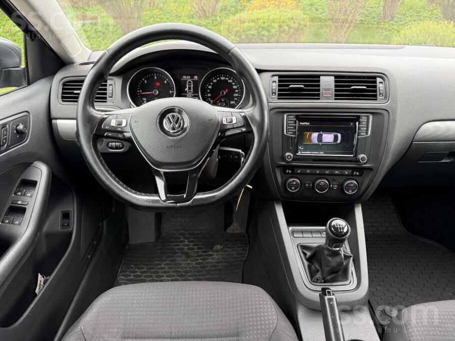 Pelēks Volkswagen Jetta 2017 Rīga, ar dzinēja tilpumu 2.00 L un nobraukumu 177 tūkst. km par 6900 €, foto 8 vietnē AUTOMOTO.COM.LV