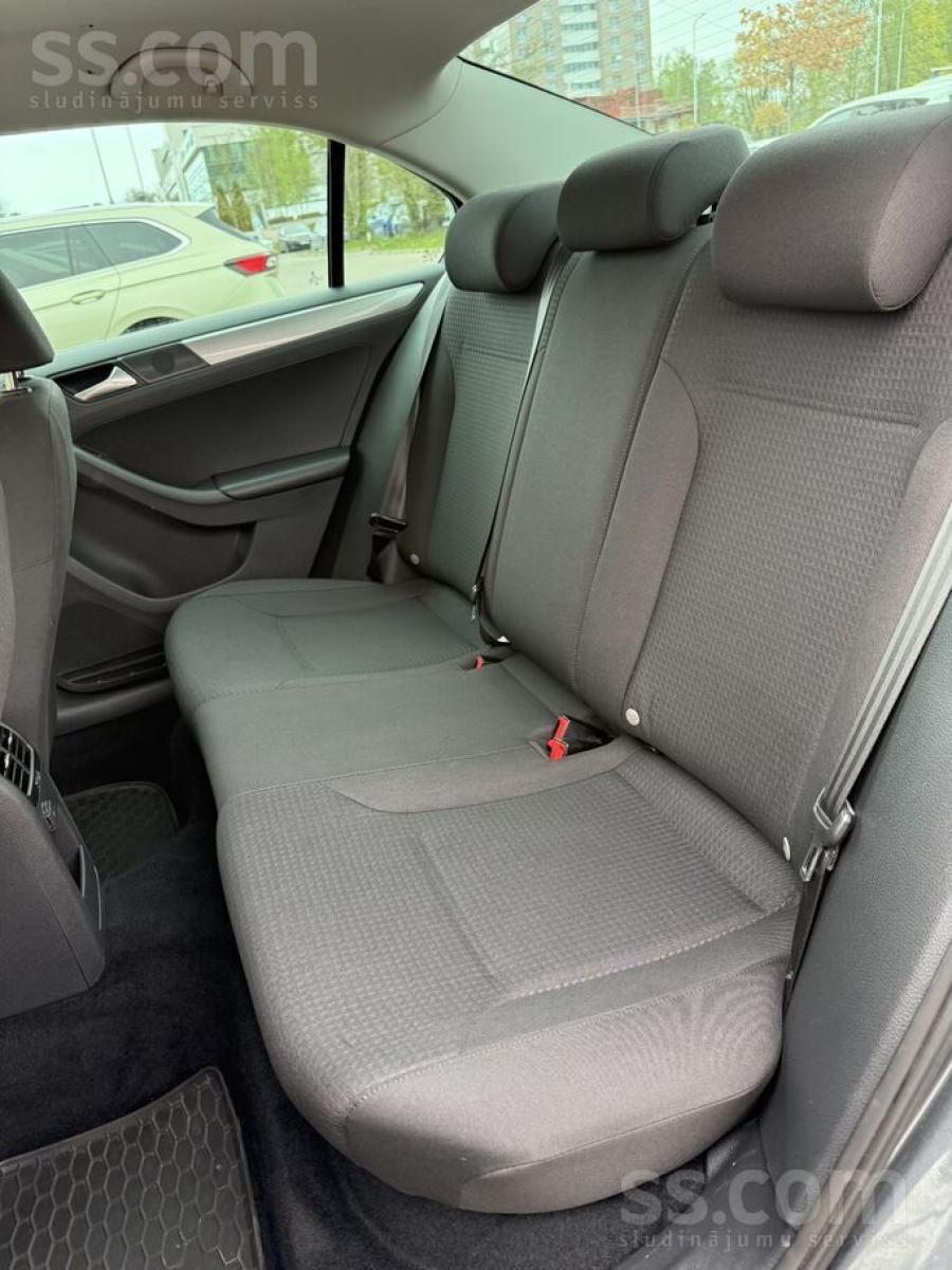 Pelēks Volkswagen Jetta 2017 Rīga, ar dzinēja tilpumu 2.00 L un nobraukumu 177 tūkst. km par 6900 €, foto 13 vietnē AUTOMOTO.COM.LV