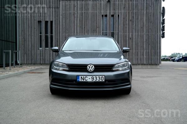 Grey Volkswagen Jetta 2017 in Riga, with an engine capacity of 1.40 L and mileage of 171 thousand km for 6100 €, photo 2 on AUTOMOTO.COM.LV