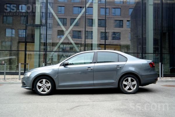 Grey Volkswagen Jetta 2017 in Riga, with an engine capacity of 1.40 L and mileage of 171 thousand km for 6100 €, photo 5 on AUTOMOTO.COM.LV