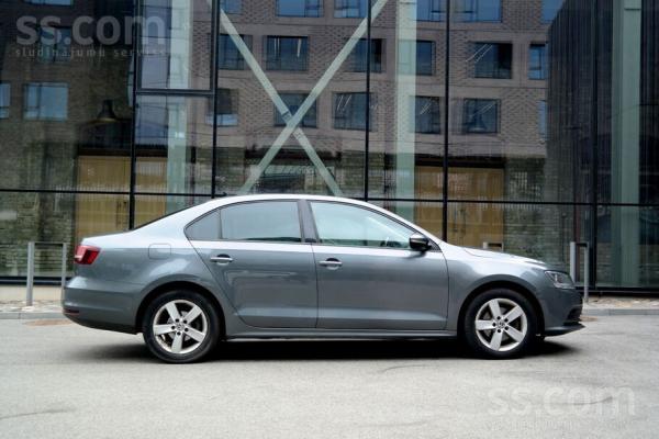 Grey Volkswagen Jetta 2017 in Riga, with an engine capacity of 1.40 L and mileage of 171 thousand km for 6100 €, photo 6 on AUTOMOTO.COM.LV
