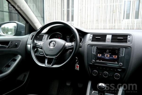 Grey Volkswagen Jetta 2017 in Riga, with an engine capacity of 1.40 L and mileage of 171 thousand km for 6100 €, photo 7 on AUTOMOTO.COM.LV
