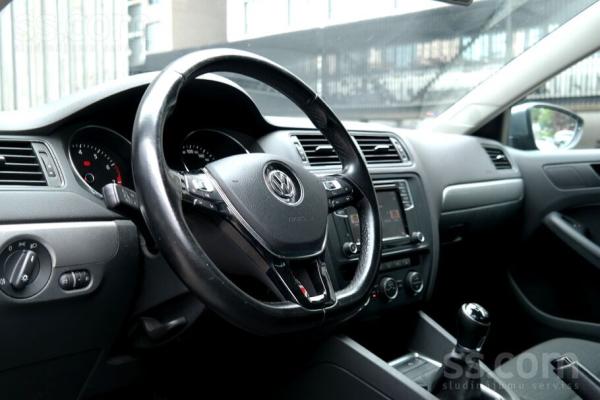 Grey Volkswagen Jetta 2017 in Riga, with an engine capacity of 1.40 L and mileage of 171 thousand km for 6100 €, photo 8 on AUTOMOTO.COM.LV