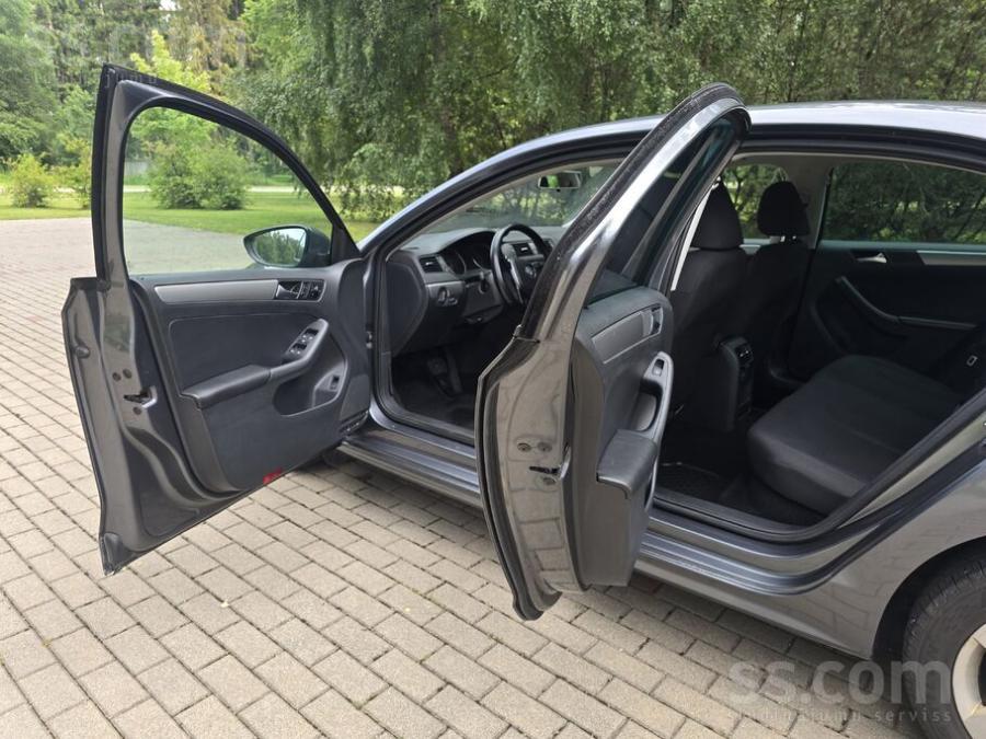 Pelēks Volkswagen Jetta 2017 Rīga, ar dzinēja tilpumu 1.40 L un nobraukumu 0 tūkst. km par 6500 €, foto 6 vietnē AUTOMOTO.COM.LV