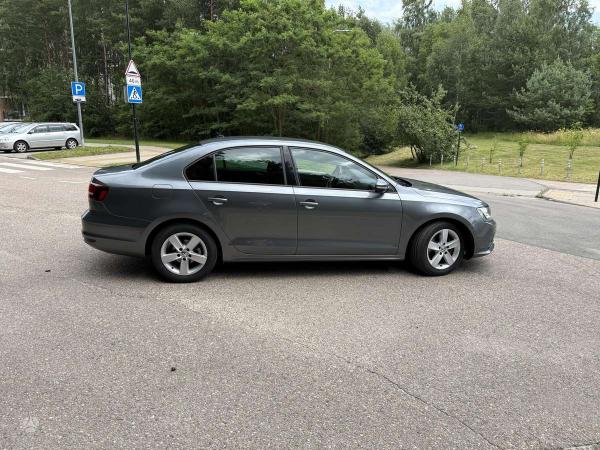 Pelēks Volkswagen Jetta 2017 Viļņa, ar dzinēja tilpumu 1.97 L un nobraukumu 245 tūkst. km par 6950 €, foto 4 vietnē AUTOMOTO.COM.LV