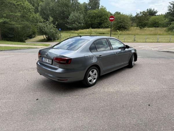 Pelēks Volkswagen Jetta 2017 Viļņa, ar dzinēja tilpumu 1.97 L un nobraukumu 245 tūkst. km par 6950 €, foto 5 vietnē AUTOMOTO.COM.LV