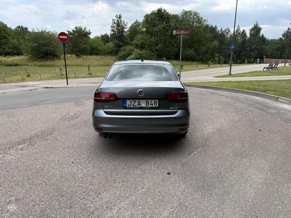 Pelēks Volkswagen Jetta 2017 Viļņa, ar dzinēja tilpumu 1.97 L un nobraukumu 245 tūkst. km par 6950 €, foto 6 vietnē AUTOMOTO.COM.LV