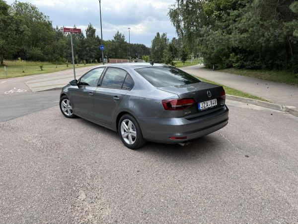 Pelēks Volkswagen Jetta 2017 Viļņa, ar dzinēja tilpumu 1.97 L un nobraukumu 245 tūkst. km par 6950 €, foto 7 vietnē AUTOMOTO.COM.LV