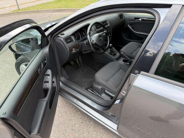 Pelēks Volkswagen Jetta 2017 Viļņa, ar dzinēja tilpumu 1.97 L un nobraukumu 245 tūkst. km par 6950 €, foto 10 vietnē AUTOMOTO.COM.LV