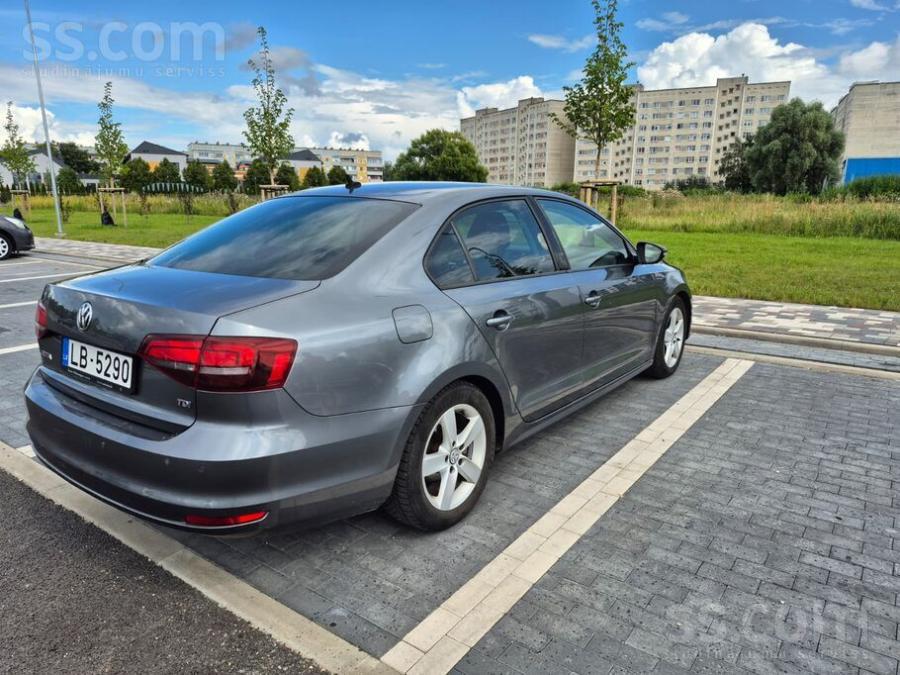 Grey Volkswagen Jetta 2017 in Jelgava, with an engine capacity of 2.00 L and mileage of 265 thousand km for 4600 €, photo 7 on AUTOMOTO.COM.LV