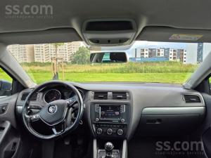 Grey Volkswagen Jetta 2017 in Jelgava, with an engine capacity of 2.00 L and mileage of 265 thousand km for 4600 €, photo 9 on AUTOMOTO.COM.LV