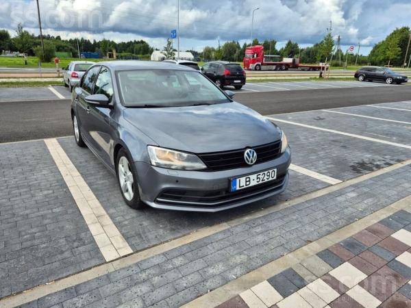 Grey Volkswagen Jetta 2017 in Jelgava, with an engine capacity of 2.00 L and mileage of 265 thousand km for 4600 €, photo 1 on AUTOMOTO.COM.LV