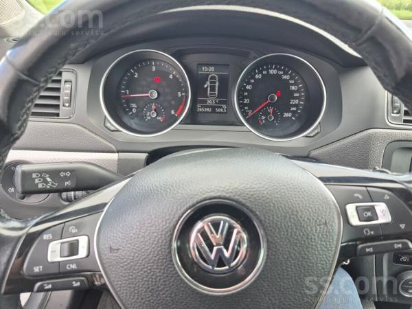 Grey Volkswagen Jetta 2017 in Jelgava, with an engine capacity of 2.00 L and mileage of 265 thousand km for 4600 €, photo 2 on AUTOMOTO.COM.LV
