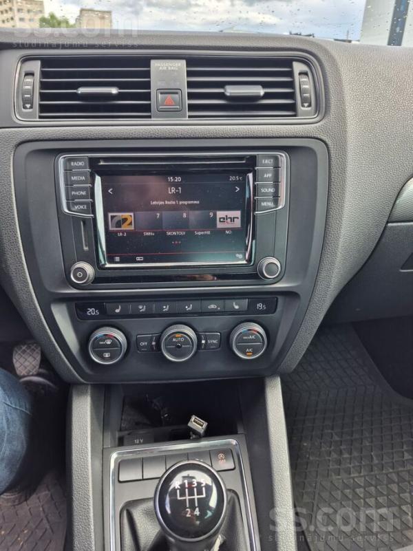 Grey Volkswagen Jetta 2017 in Jelgava, with an engine capacity of 2.00 L and mileage of 265 thousand km for 4600 €, photo 4 on AUTOMOTO.COM.LV