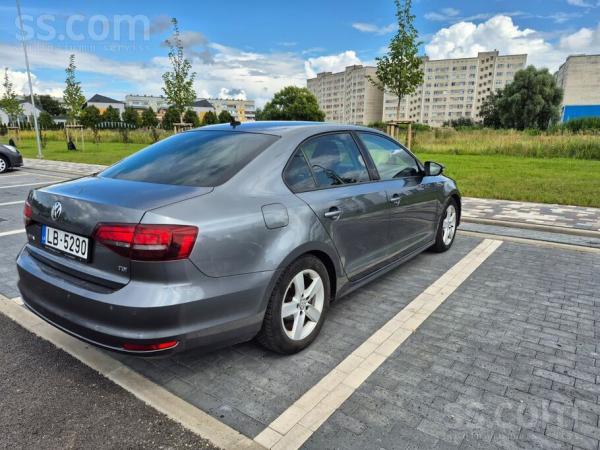 Grey Volkswagen Jetta 2017 in Jelgava, with an engine capacity of 2.00 L and mileage of 265 thousand km for 4600 €, photo 6 on AUTOMOTO.COM.LV