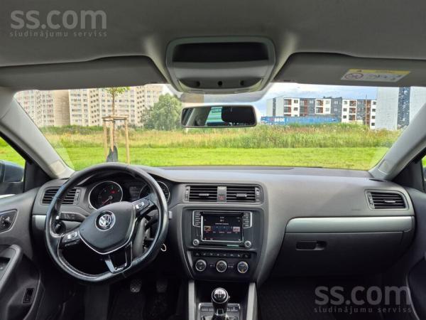 Grey Volkswagen Jetta 2017 in Jelgava, with an engine capacity of 2.00 L and mileage of 265 thousand km for 4600 €, photo 8 on AUTOMOTO.COM.LV