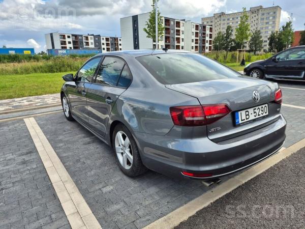 Grey Volkswagen Jetta 2017 in Jelgava, with an engine capacity of 2.00 L and mileage of 265 thousand km for 4600 €, photo 9 on AUTOMOTO.COM.LV