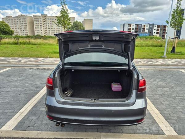 Grey Volkswagen Jetta 2017 in Jelgava, with an engine capacity of 2.00 L and mileage of 265 thousand km for 4600 €, photo 10 on AUTOMOTO.COM.LV