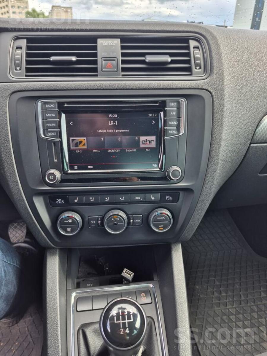Grey Volkswagen Jetta 2017 in Jelgava, with an engine capacity of 2.00 L and mileage of 265 thousand km for 4600 €, photo 5 on AUTOMOTO.COM.LV