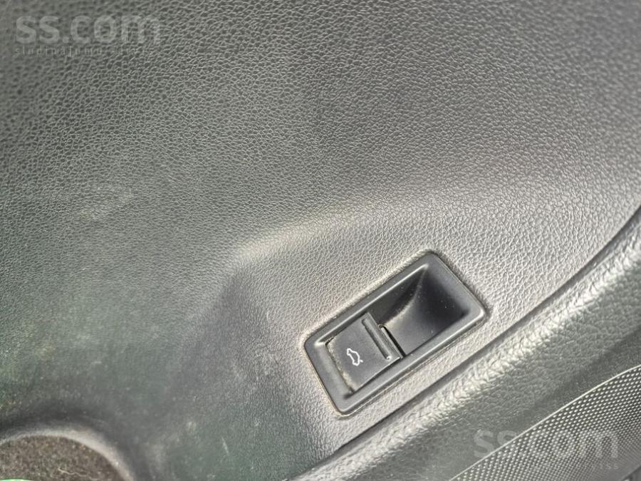 Grey Volkswagen Jetta 2017 in Jelgava, with an engine capacity of 2.00 L and mileage of 265 thousand km for 4600 €, photo 8 on AUTOMOTO.COM.LV