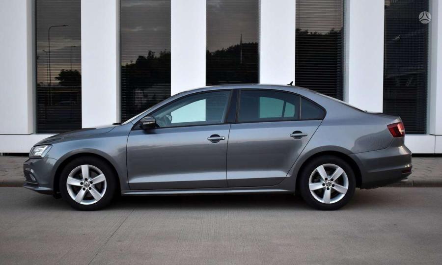 Pelēks Volkswagen Jetta 2017 Viļņa, ar dzinēja tilpumu 1.97 L un nobraukumu 244 tūkst. km par 6880 €, foto 3 vietnē AUTOMOTO.COM.LV