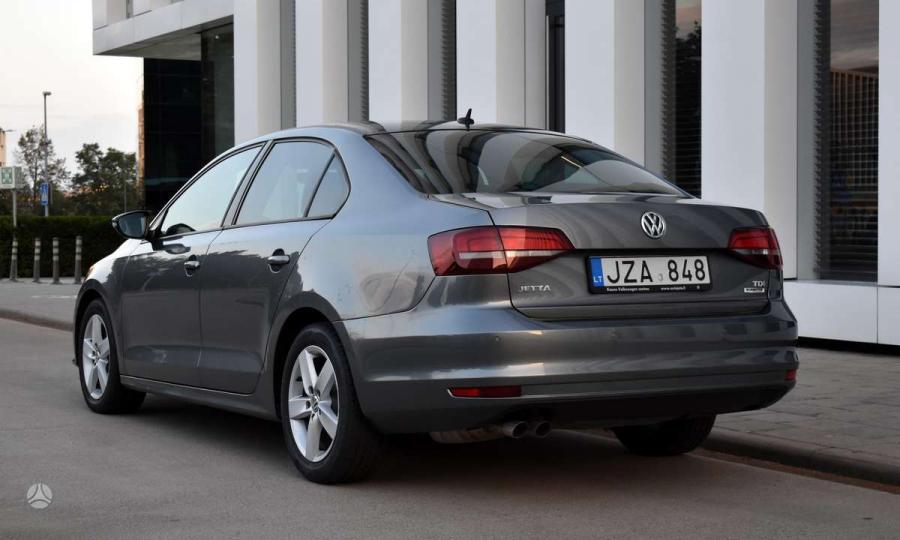 Pelēks Volkswagen Jetta 2017 Viļņa, ar dzinēja tilpumu 1.97 L un nobraukumu 244 tūkst. km par 6880 €, foto 4 vietnē AUTOMOTO.COM.LV
