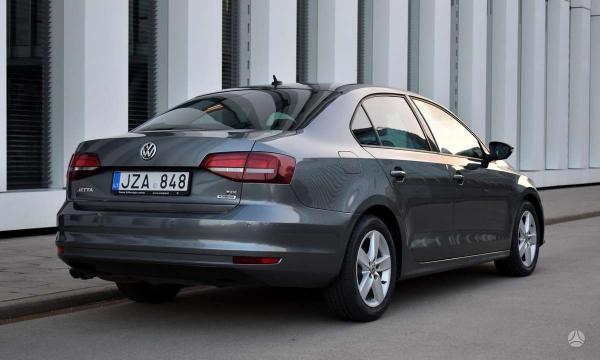 Pelēks Volkswagen Jetta 2017 Viļņa, ar dzinēja tilpumu 1.97 L un nobraukumu 244 tūkst. km par 6880 €, foto 5 vietnē AUTOMOTO.COM.LV