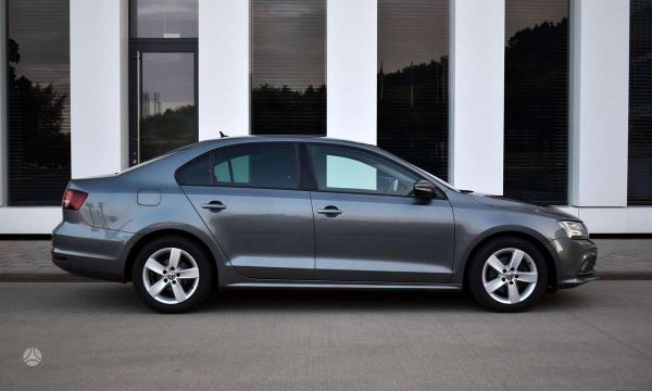 Pelēks Volkswagen Jetta 2017 Viļņa, ar dzinēja tilpumu 1.97 L un nobraukumu 244 tūkst. km par 6880 €, foto 6 vietnē AUTOMOTO.COM.LV