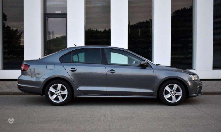 Pelēks Volkswagen Jetta 2017 Viļņa, ar dzinēja tilpumu 1.97 L un nobraukumu 244 tūkst. km par 6880 €, foto 6 vietnē AUTOMOTO.COM.LV
