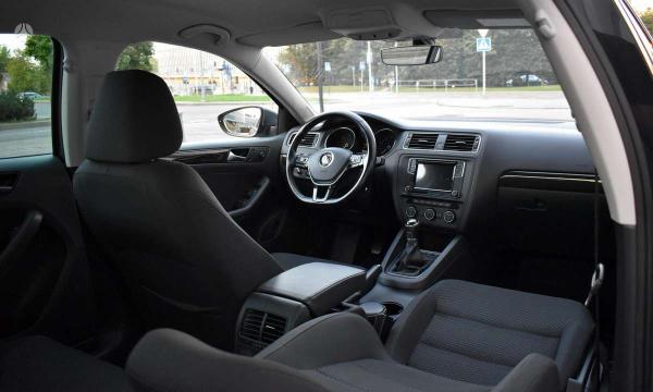 Pelēks Volkswagen Jetta 2017 Viļņa, ar dzinēja tilpumu 1.97 L un nobraukumu 244 tūkst. km par 6880 €, foto 9 vietnē AUTOMOTO.COM.LV