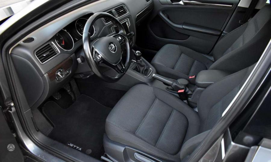 Pelēks Volkswagen Jetta 2017 Viļņa, ar dzinēja tilpumu 1.97 L un nobraukumu 244 tūkst. km par 6880 €, foto 10 vietnē AUTOMOTO.COM.LV