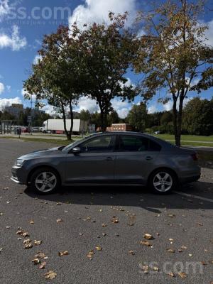 Pelēks Volkswagen Jetta 2018 Rīga, ar dzinēja tilpumu 1.40 L un nobraukumu 159 tūkst. km par 8200 €, foto 4 vietnē AUTOMOTO.COM.LV