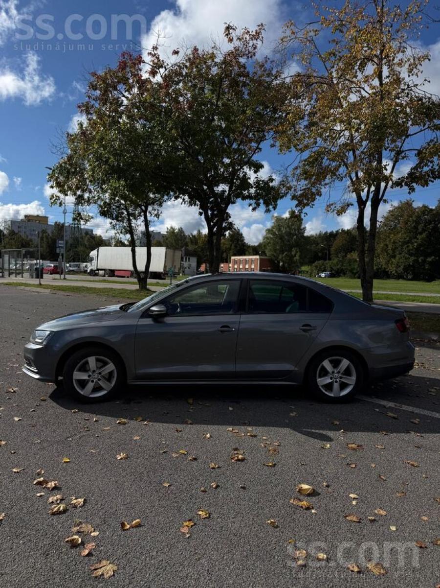 Pelēks Volkswagen Jetta 2018 Rīga, ar dzinēja tilpumu 1.40 L un nobraukumu 159 tūkst. km par 8200 €, foto 4 vietnē AUTOMOTO.COM.LV