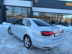 Grey Volkswagen Jetta 2018 in Dobele, with an engine capacity of 1.40 L and mileage of 82 thousand km for 8200 €, photo 4 on AUTOMOTO.COM.LV