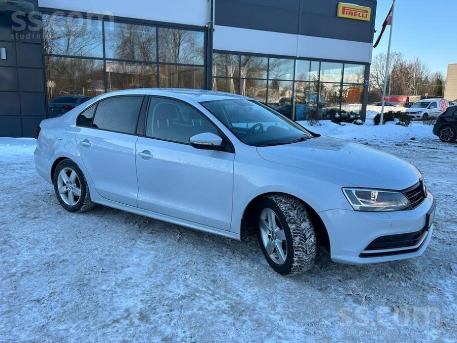 Grey Volkswagen Jetta 2018 in Dobele, with an engine capacity of 1.40 L and mileage of 82 thousand km for 8200 €, photo 5 on AUTOMOTO.COM.LV